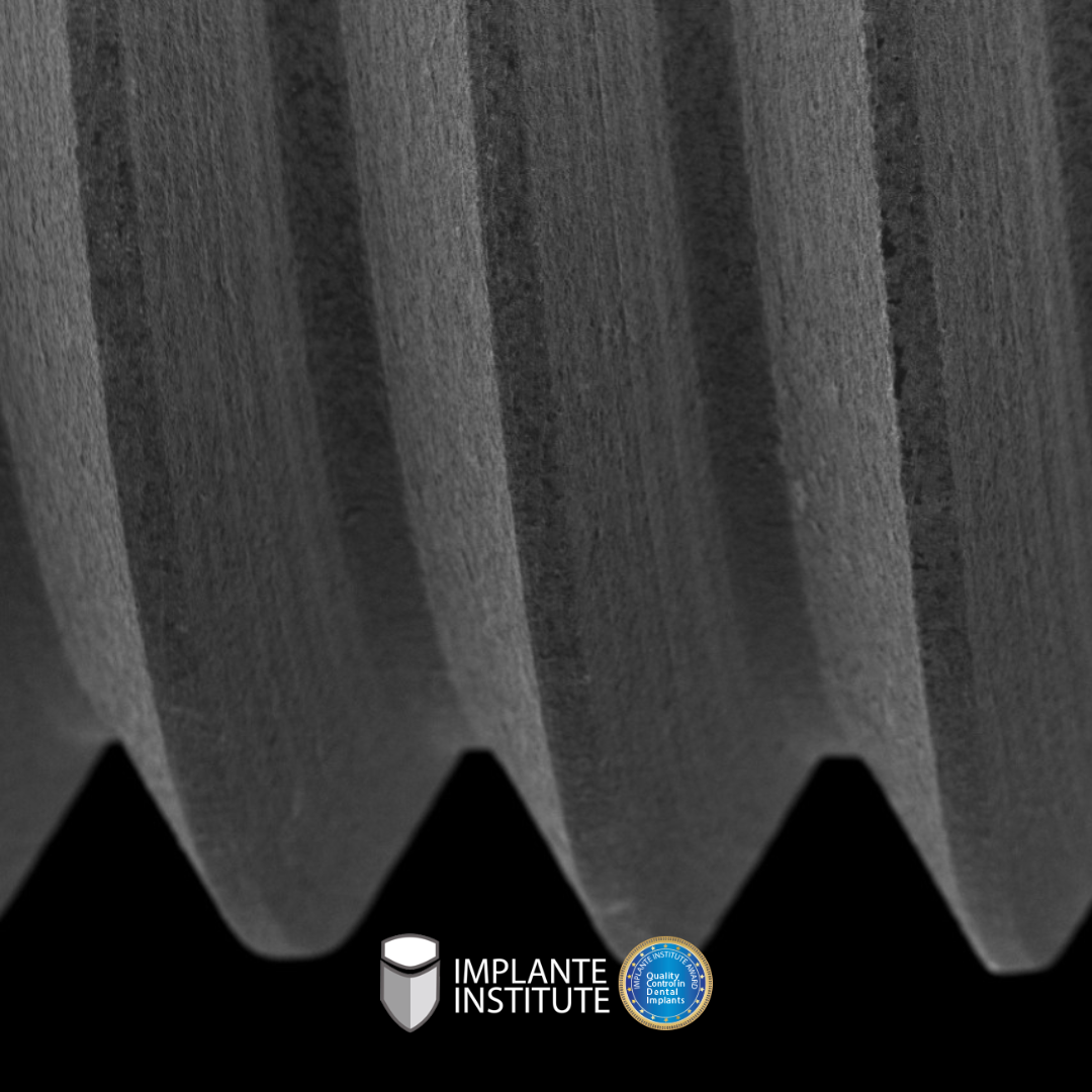 Implante com roscas perfeitas/ Implant with well-made threads ...